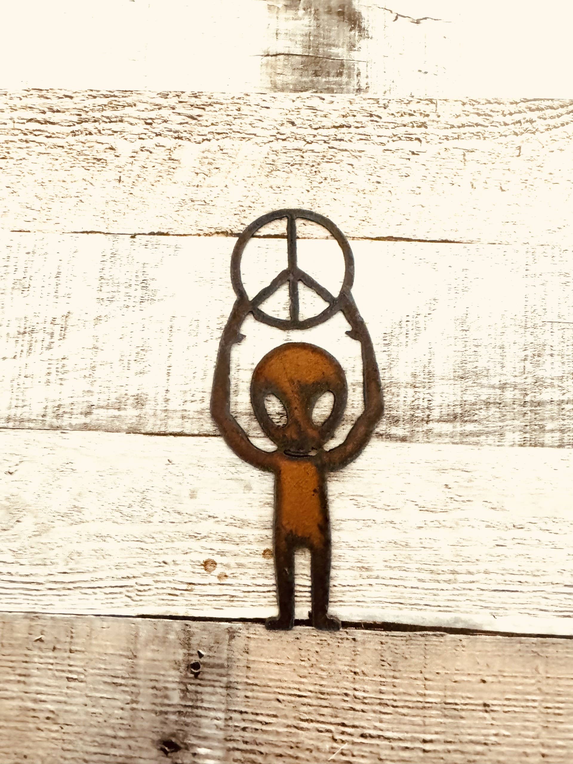 Alien Full body Holding Peace Symbol Magnet – Universal Ironworks USA
